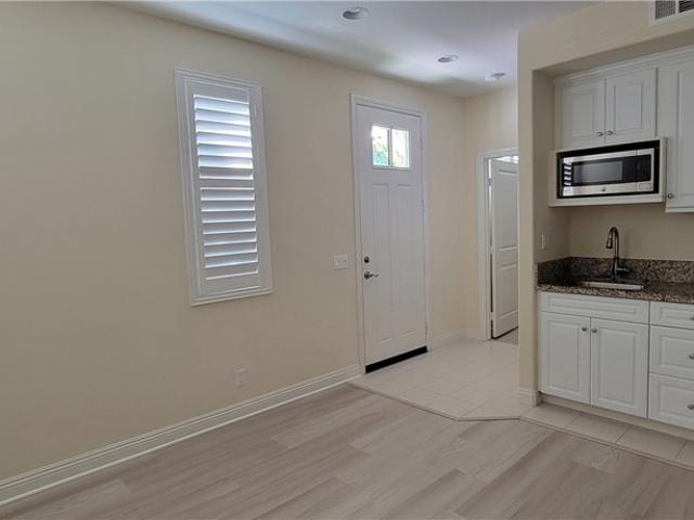 211 Wicker