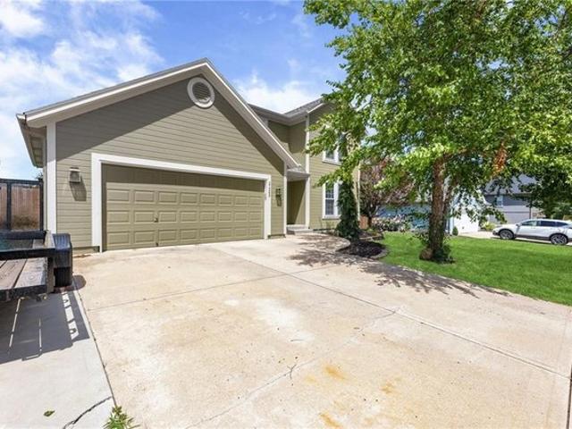 21240 W 226th St, Spring Hill, KS 66083
