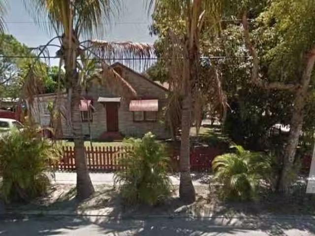 21247112 1955 Lincoln St