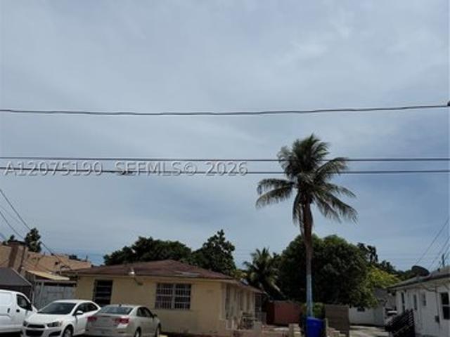 2124 NW 27th St, Miami, FL 33142