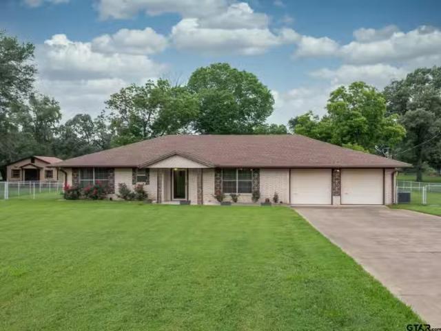 2124 ROYAL DR W, CHANDLER, TX 75758 Single Family Residence Fo.