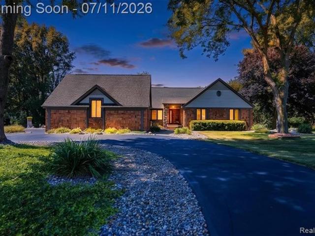 2124 Strader Dr, West Bloomfield Township, MI 48324