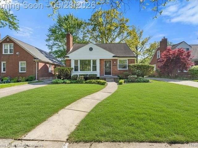 21252 Huntington Ave, Harper Woods, MI 48225