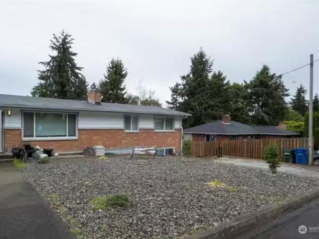 21255 15TH AVE S, DES MOINES, WA 98198 Single Family Residence.