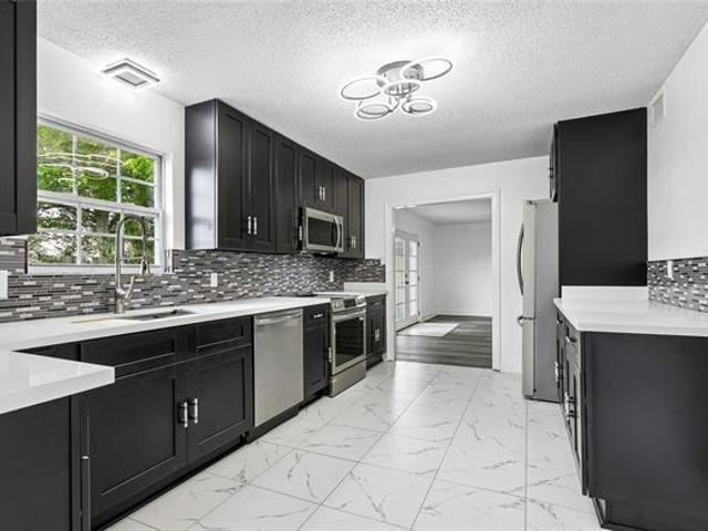 2125 S Glencove Ln, Gretna, LA 70056 | MLS #2551 | Compass