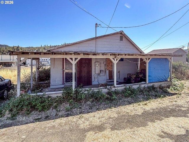 2126 NE Commercial Ave, Roseburg, OR 97470