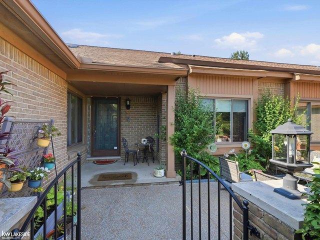 2126 London Bridge Dr, Rochester Hills, MI 48307