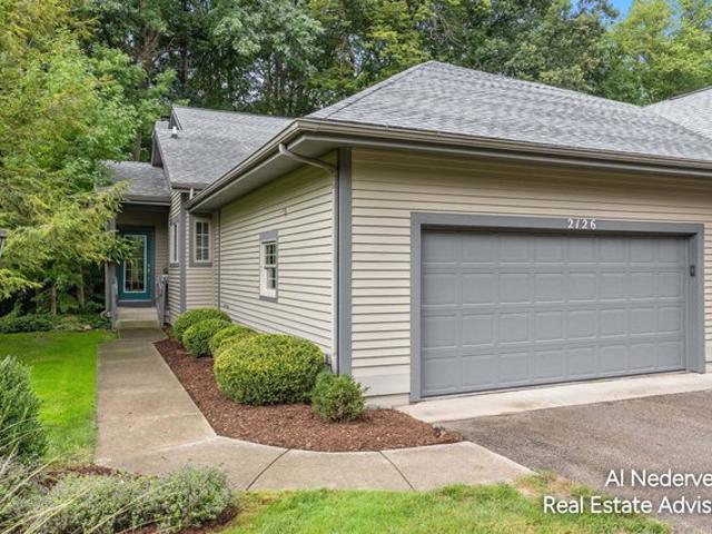2126 S Cross Creek Dr SE, Grand Rapids, MI 49508