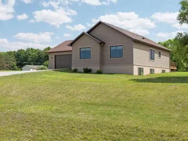 2126 WOODbird LN, TRAVERSE CITY, MI 49685 Single Family Reside.