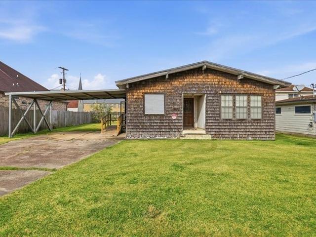 2126 7th St, Port Neches, TX 77651