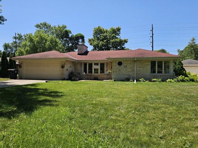 2127 N Crestview Ct, Wauwatosa, WI 53226