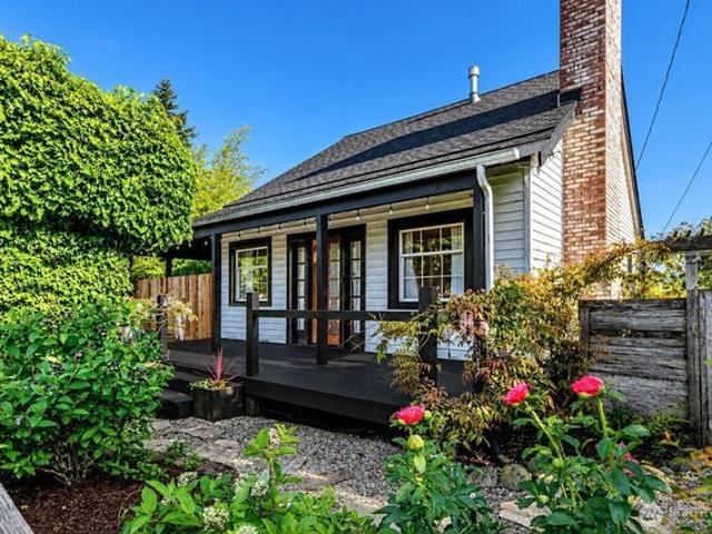 2127 8th St, Bremerton, WA 98312
