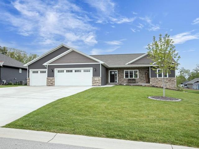 2128 Clover Field Dr, Green Bay, WI 54313