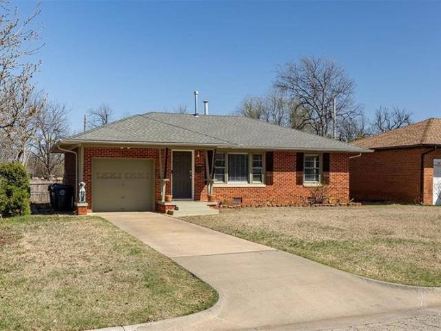 2129 Churchill Pl, The Village, OK 73120