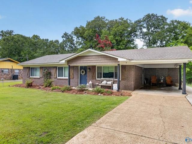 2129 Cove Cir E, Hokes Bluff, AL 35903
