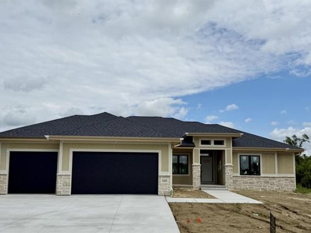21201 Boyd St, Elkhorn, NE 68116