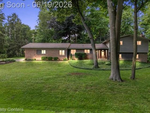 21201 E Chigwidden St, Northville, MI 48167