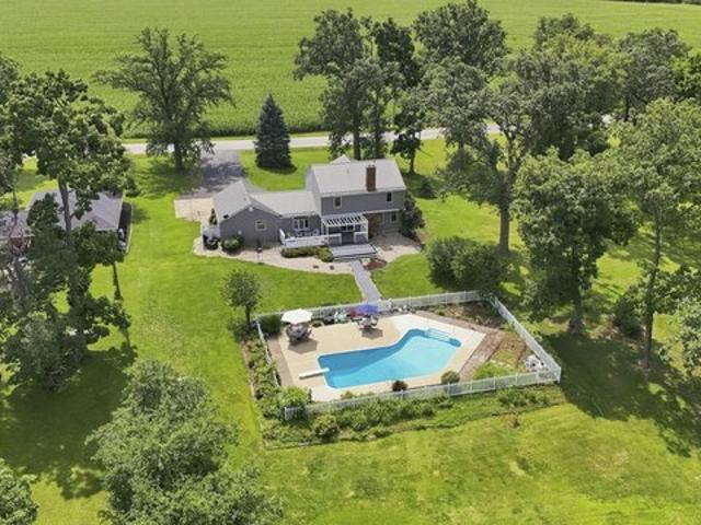 21207 Bluecast Rd, Woodburn, IN 46797