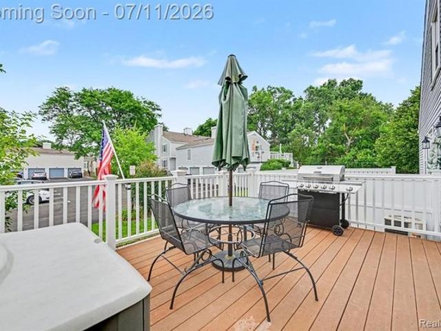 21206 E Glen Haven Cir, Novi, MI 48167