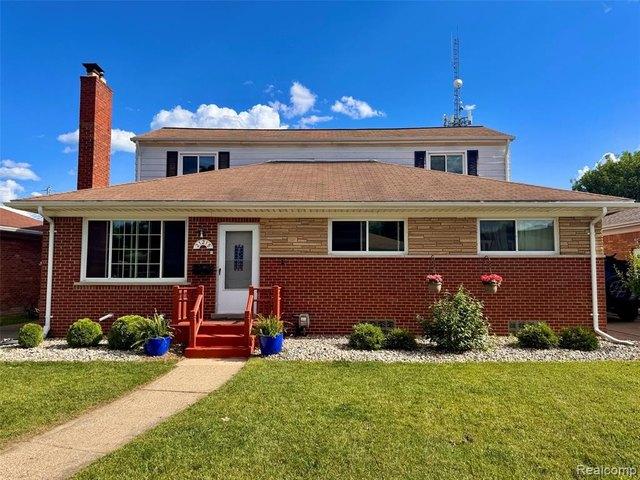 21218 Benjamin St, Saint Clair Shores, MI 48081
