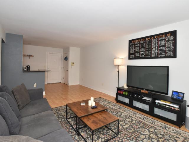2121 N Cambridge Ave, Unit 212
