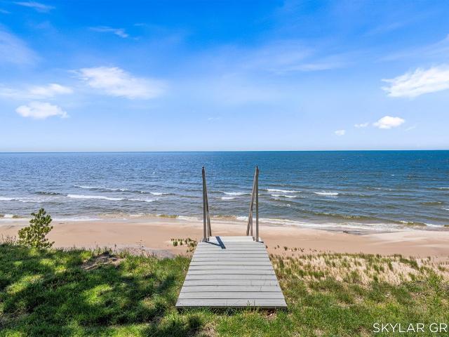 2121 N Scenic Drive