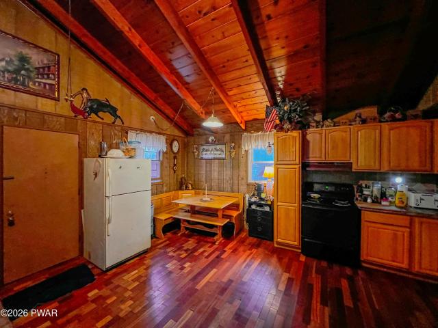 2121 Oaktree Lane