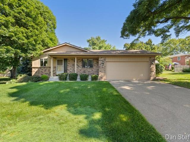 2121 Dewberry Dr NE, Grand Rapids, MI 49505