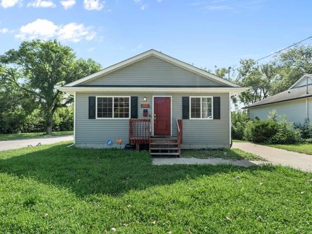 2121 E 25th St, Des Moines, IA 50317
