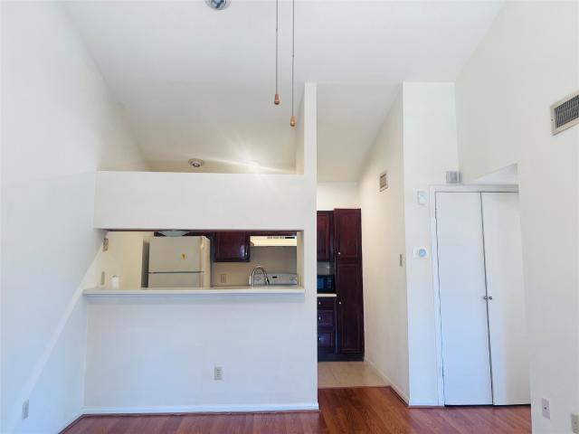 2121 El Paseo Street 2006