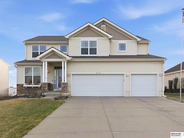 2121 Glacier Dr, Papillion, NE 68046