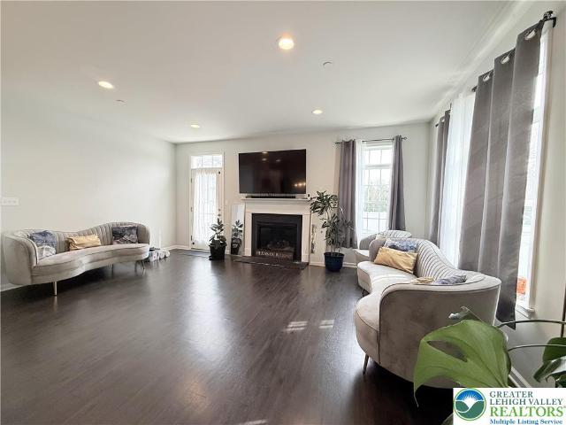 2121 Huntington Lane