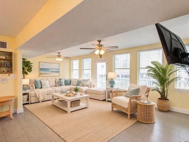 21225 Gulf Dr, Galveston, TX 77554