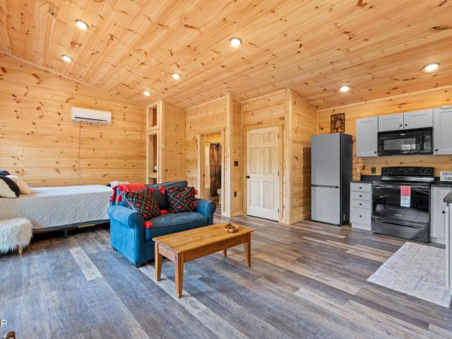 2122 Bluff Mtn Road