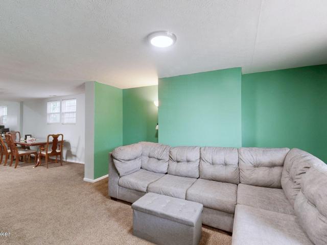 2122 W Burnett Ave