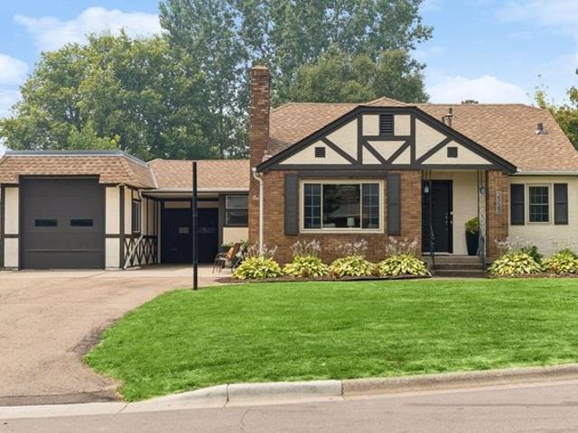 2123 Fairways Ln, Roseville, MN 55113