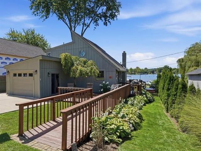 2123 Hampton St, White Lake, MI 48386