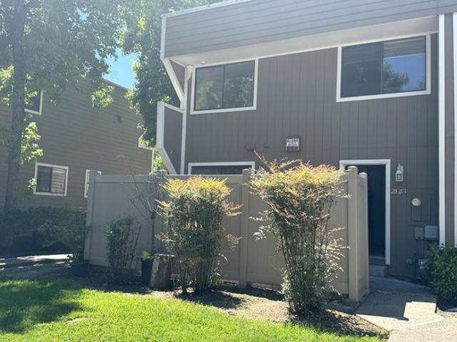 2123 W Steele Ln, Santa Rosa, CA 95403