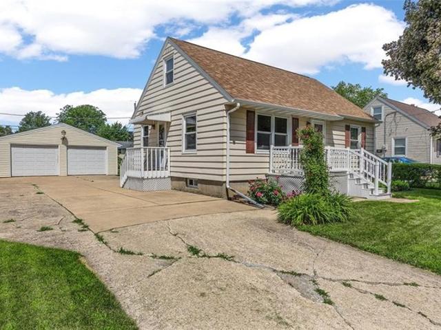 212 22nd St NW, Cedar Rapids, IA 52405