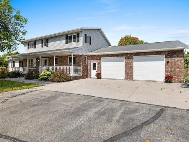 212 Apple Blossom Ln, Manitowoc, WI 54220