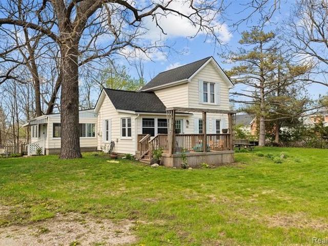 212 Brighton Lake Rd, Brighton, MI 48116
