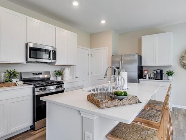 212 Buchanan Dr, Waterman, IL 60556
