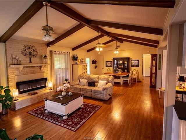 212 Golfview Dr, Hilltop Lakes, TX 77871