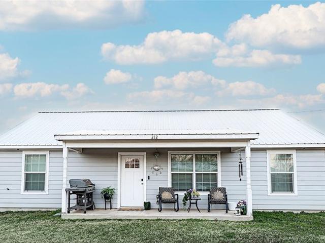 212 E Clay St, Bowie, TX 76230