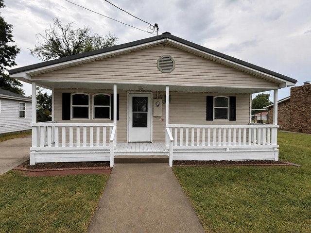 212 E Delta St, Aurora, MO 65605