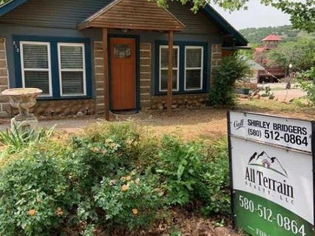 212 E Lake Dr, Medicine Park, OK 73557