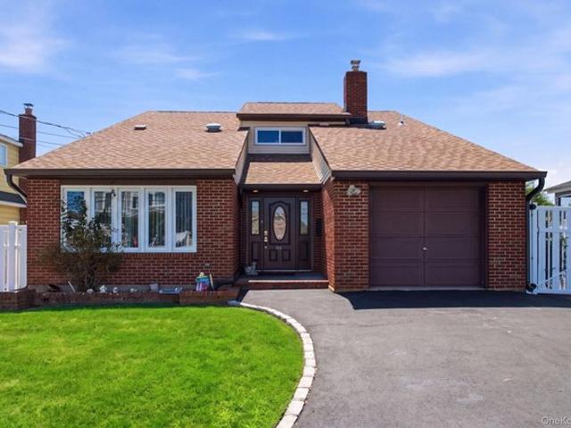 212 E Shore Rd, Lindenhurst, NY 11757