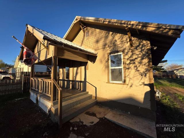 212 Lois St
