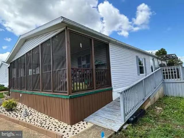 212 LONGWOOD CT W, LANCASTER, PA 17603 Single Family Residence.