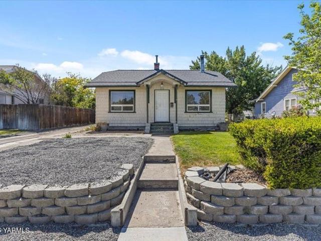 212 N 3rd St, Selah, WA 98942